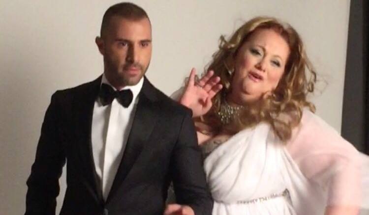 DJ Aron e Beth Sacks lançam clipe de 'Voulez-Vous' - Guia Gay São Paulo